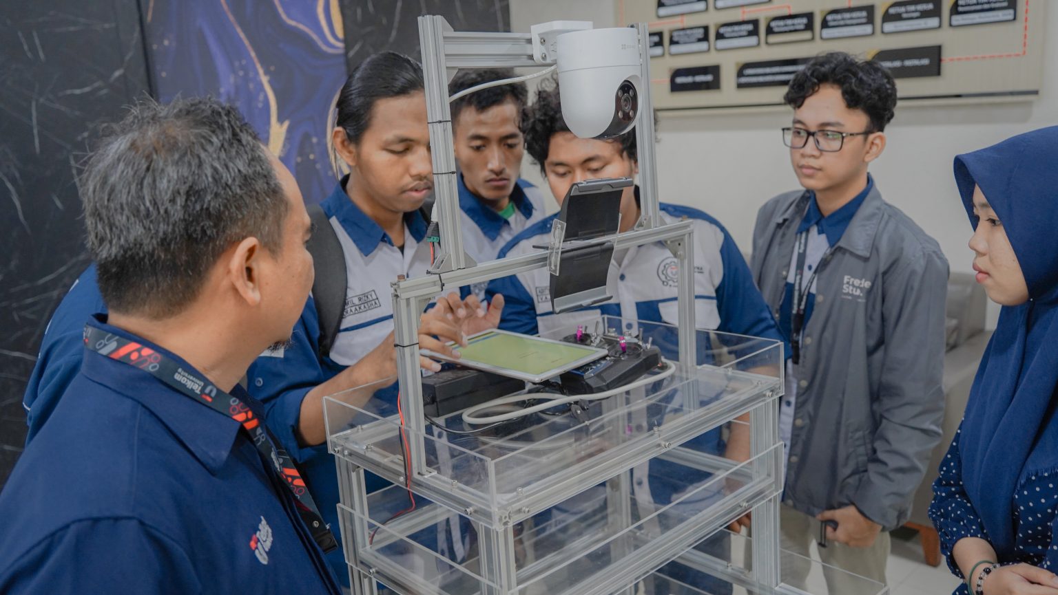 Inovasi Robot Medis Tel-U Surabaya untuk Dukungan Logistik Rumah Sakit